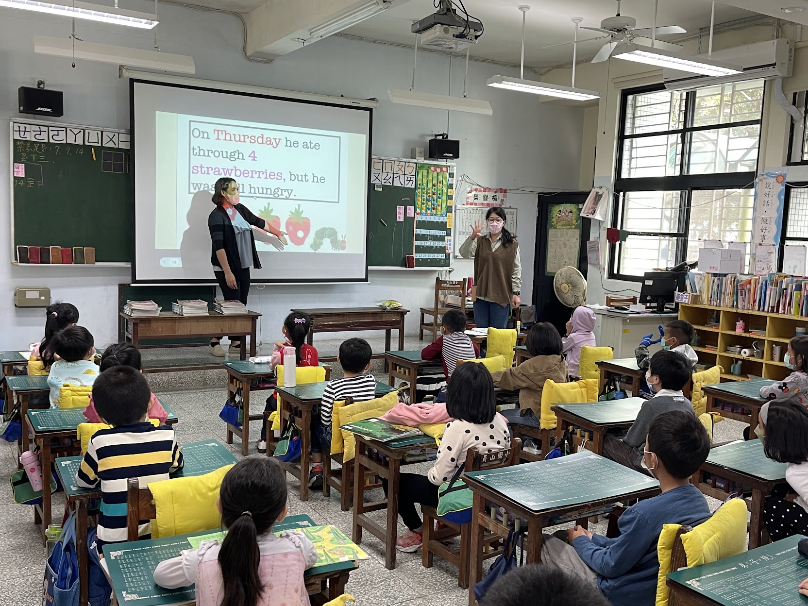 111年10月27日一年級說故事（與外師英文融入） – 員山國小碧卿校長~愛與希望快樂學園
