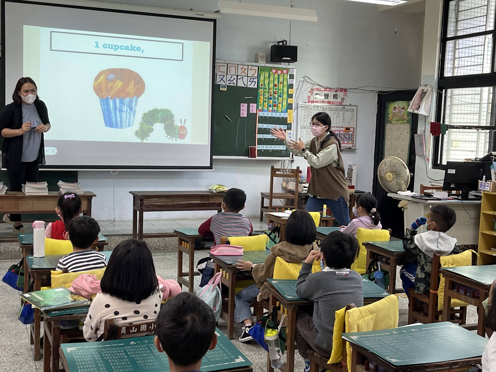 111年10月27日一年級說故事（與外師英文融入） – 員山國小碧卿校長~愛與希望快樂學園