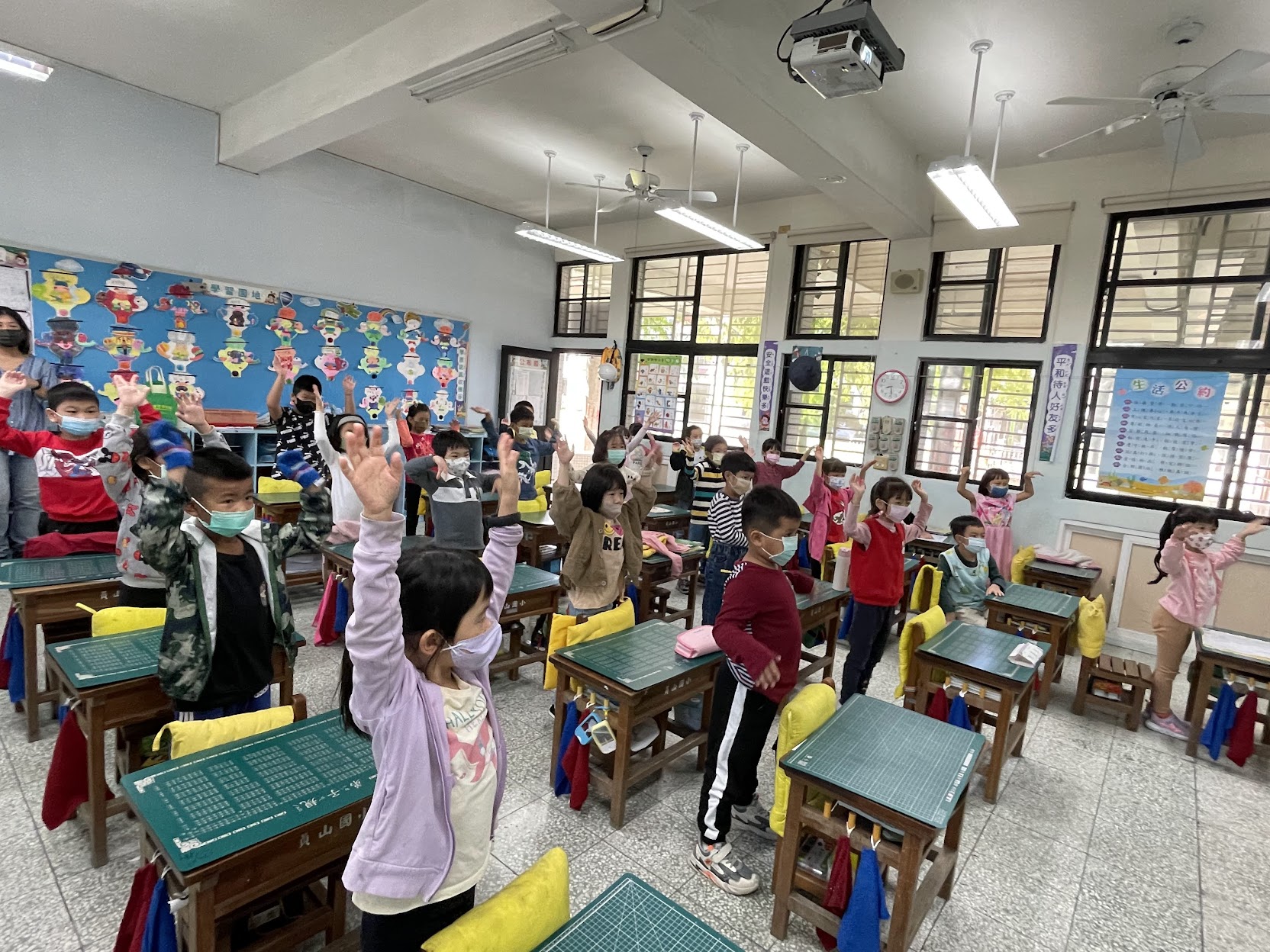 111年10月27日一年級說故事（與外師英文融入） – 員山國小碧卿校長~愛與希望快樂學園
