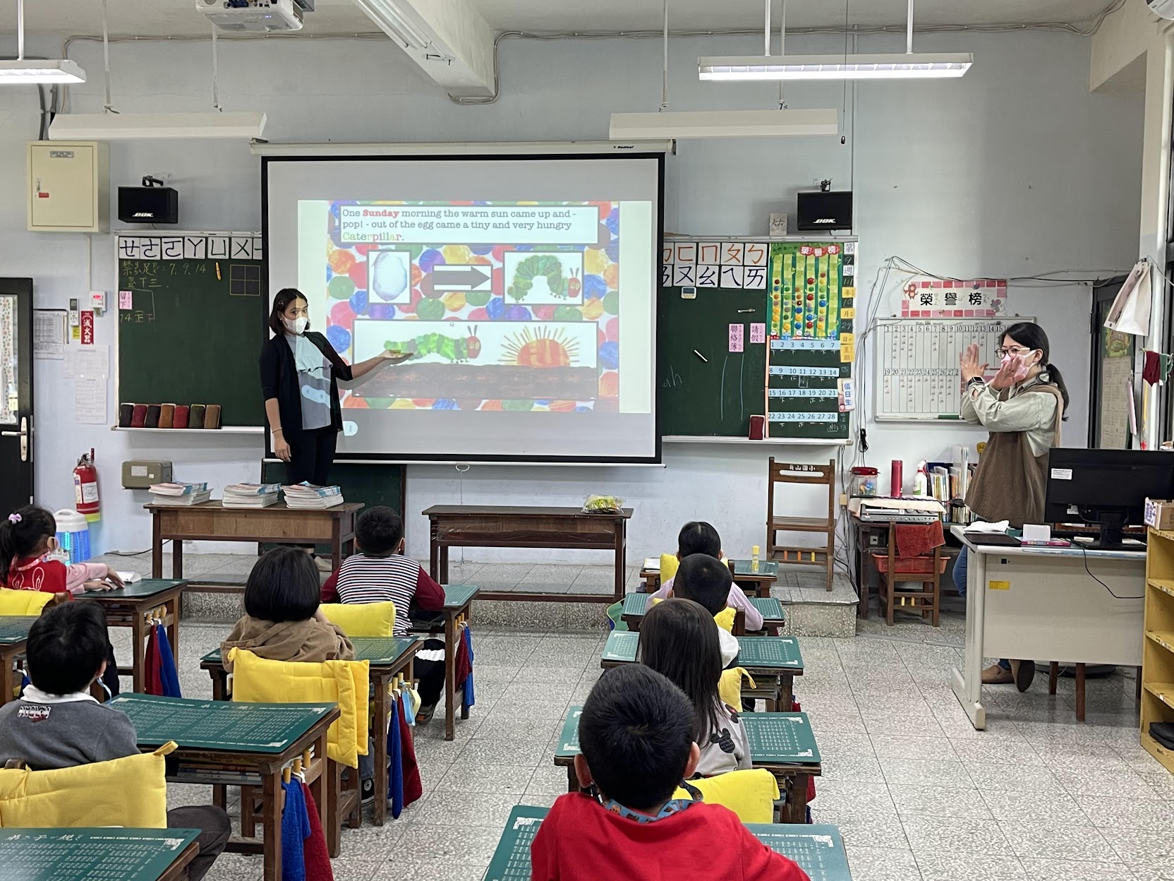 111年10月27日一年級說故事（與外師英文融入） – 員山國小碧卿校長~愛與希望快樂學園